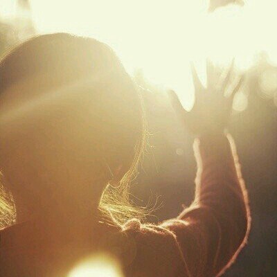 5 Phrasal Verbs with HOLD – hold on, hold against, hold in… · engVid